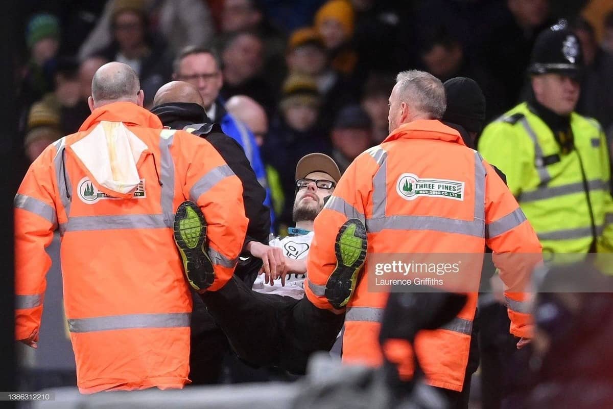Breaking: Just Stop Oil supporter attempts to lock on to goal post ...