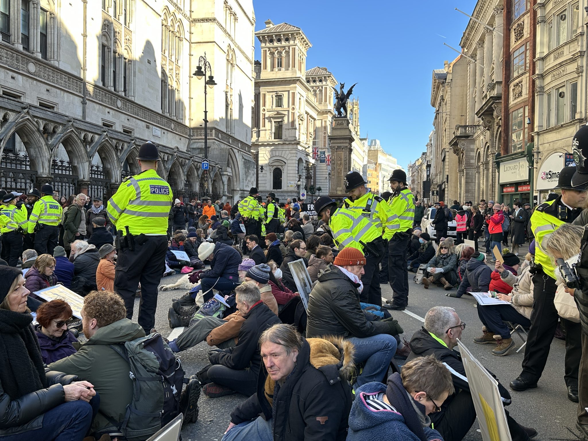 Over 1000 people block the Strand outside the mass appeal hearing for ...